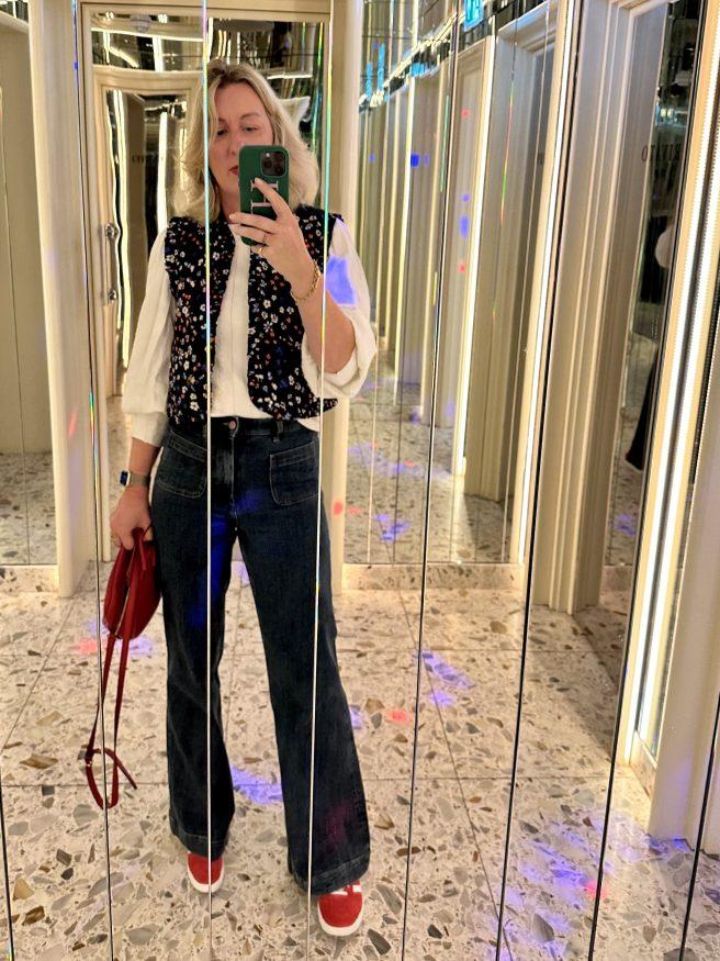 What to wear with your wide leg jeans (or flares) - WearsMyMoney